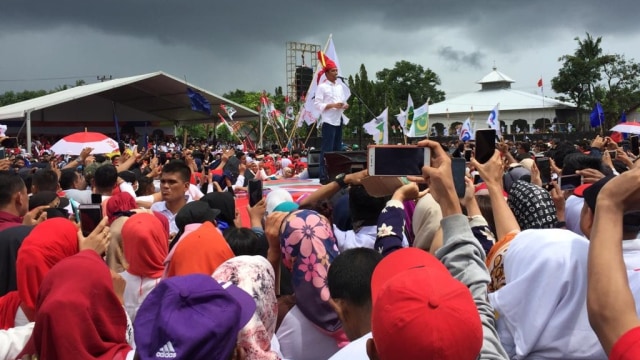 Bertopi Patonro, Jokowi Bicara Perbedaan Budaya Saat Kampanye di Gowa ...