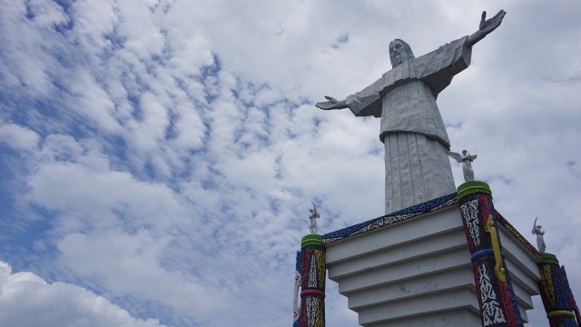 Menyaksikan Kemegahan Patung Yesus Kristus Raksasa di Pulau Mansinam ...