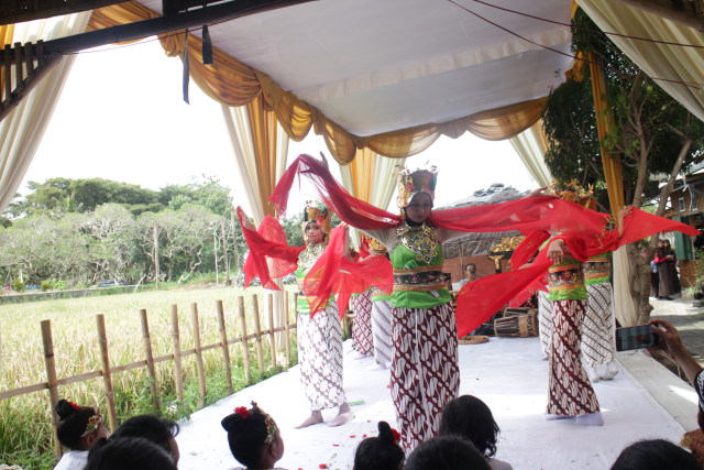 Ketika Generasi Milenial Menari di Kampung Budaya Polowijen | kumparan.com
