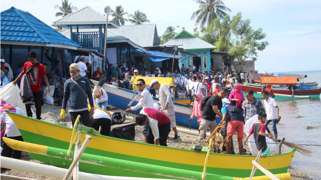 Aksi Bersih-Bersih Untuk Kelestarian Pantai Botubarani | kumparan.com
