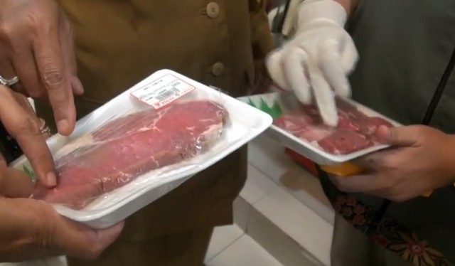 Sidak Makanan, Bupati Tegal Temukan Daging Busuk di Pasar Swalayan ...