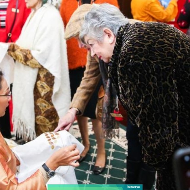 Bule Australia Terkagum-kagum saat Melihat Cara Membatik | kumparan.com