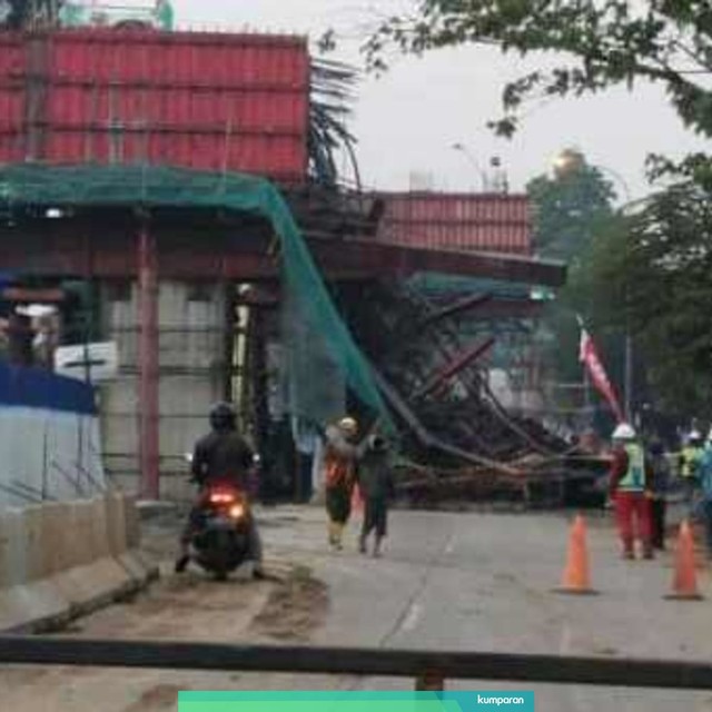 Foto: Penampakan Tiang Beton Tol BORR yang Ambruk | kumparan.com