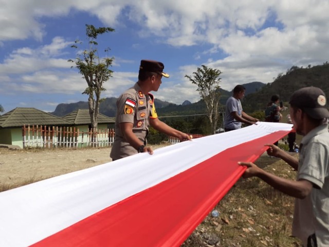 Merah Putih Sepanjang 1.773 Meter Terbentang di Batas Negara RI - RDTL ...