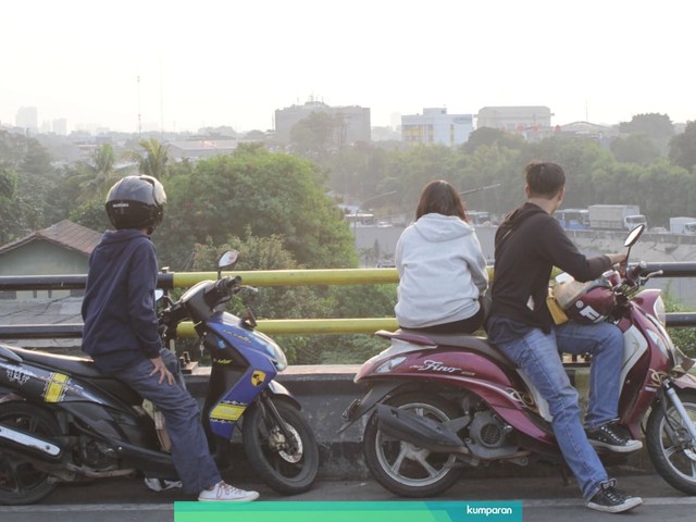 Foto: Nongkrong di Flyover Pasar Rebo | kumparan.com
