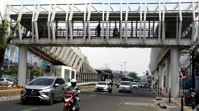 Foto: Skybridge LRT Velodrome-Halte TransJ Pemuda Sudah Beroperasi ...