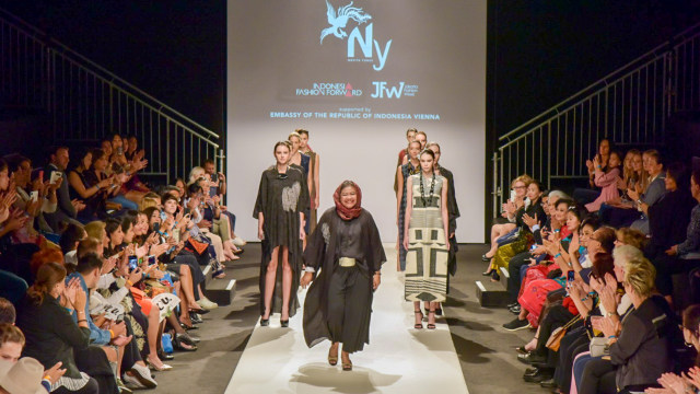 Karya 3 Desainer Indonesia Pukau Vienna Fashion Week 2019 | kumparan.com