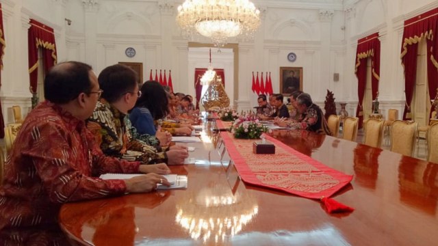 Jokowi Ingatkan Pengusaha Tekstil: Dunia Mau Resesi, Hati-hati ...