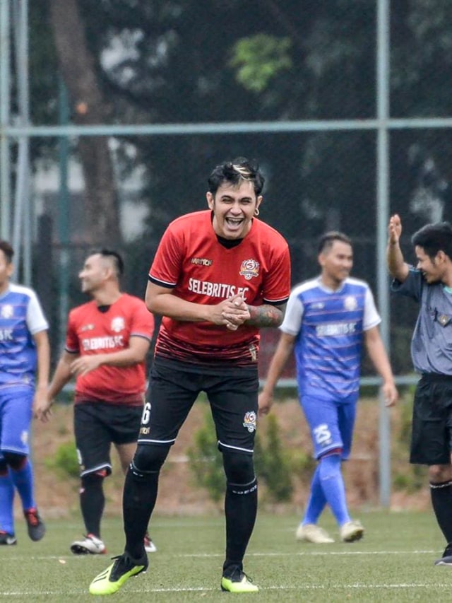 Deretan Potret Vicky Nitinegoro, Pesinetron yang Kini Hobi Main Bola ...