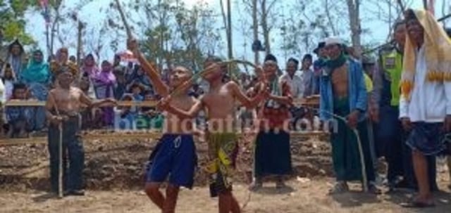 Minta Hujan, Ratusan Warga Salat Istisqa dan Gelar Ritual Tiban ...