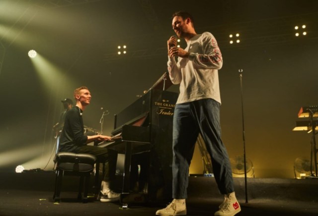 Piano Unik dalam Lagu Location Unknown di Konser Honne Jakarta ...