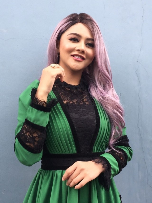 Tampil Berhijab, Jenita Janet Sumbangkan Koleksi Wig Miliknya | kumparan.com