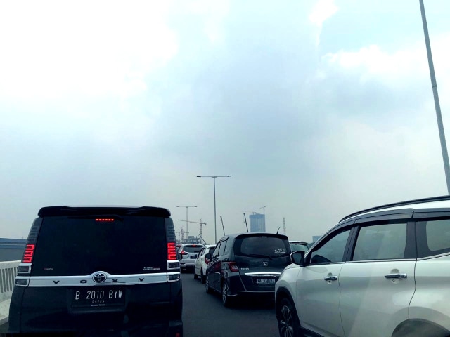 Cerita Pengendara Terjebak Macet 2,5 Jam di Tol Layang Japek | kumparan.com