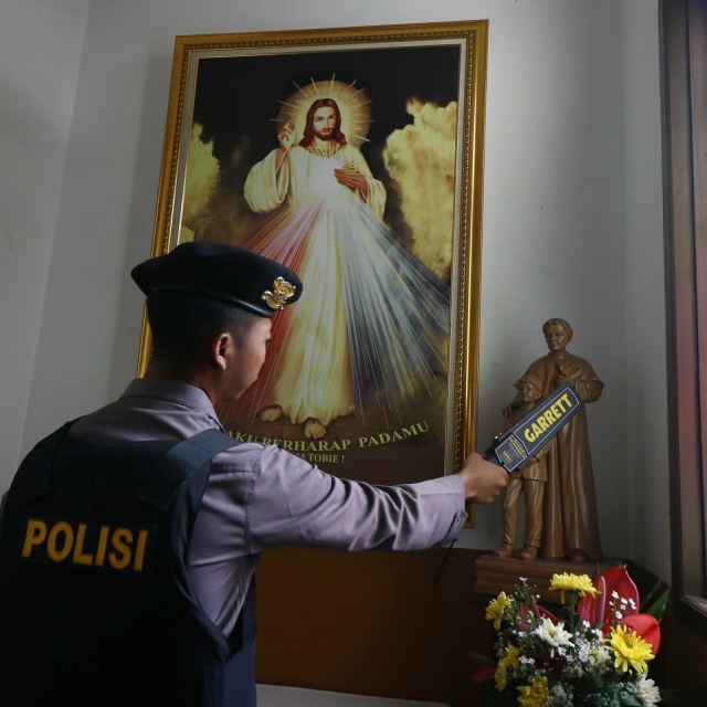 Foto: Sterilisasi Gereja Jelang Natal di Sejumlah Daerah di Indonesia | kumparan.com