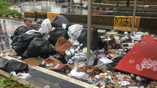 Perayaan Malam Tahun Baru di Jakarta Hasilkan 74 Ton Sampah | kumparan.com