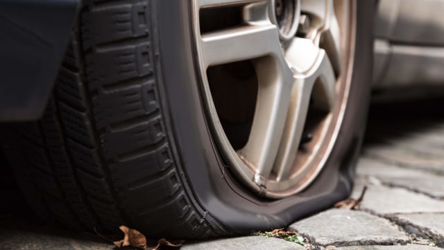 Tak Diberi Uang, Pengamen di Medan Tusuk Ban Mobil | kumparan.com