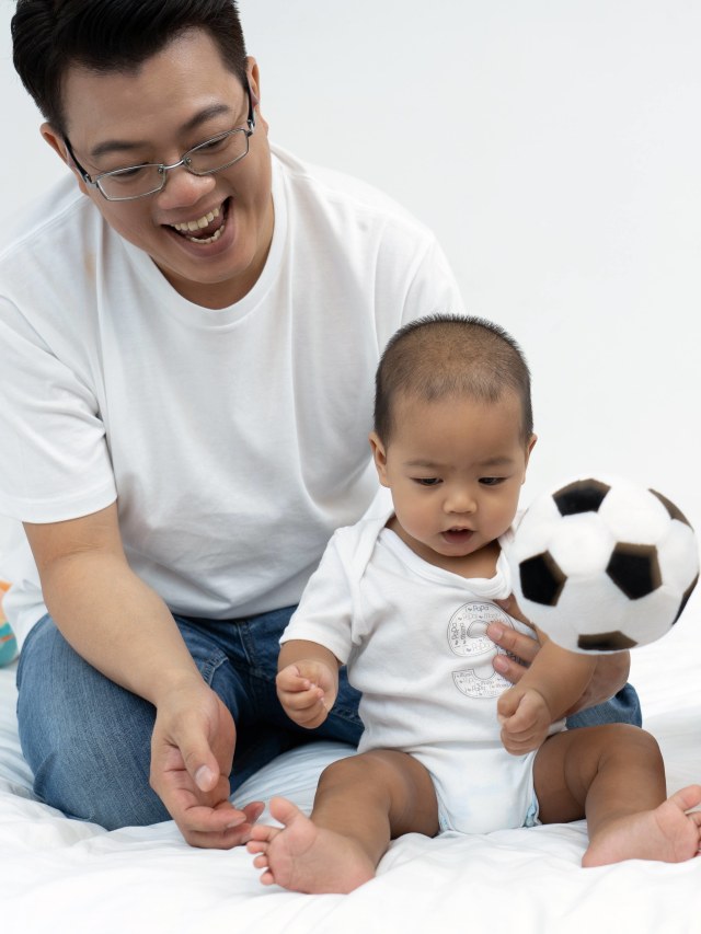 Umur Berapa Anak Bisa Melempar Benda? | kumparan.com