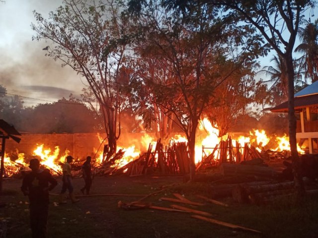 Diduga Korsleting, Gudang Kayu dan Meubel di Banyuwangi Ludes Terbakar | kumparan.com