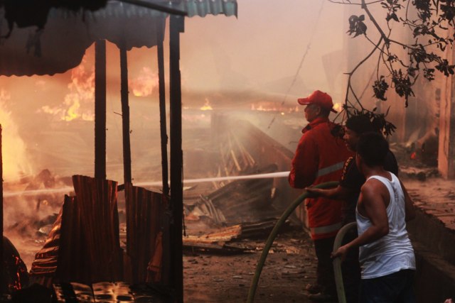 Api Melalap Permukiman di Pasar Gamalama, Ternate | kumparan.com