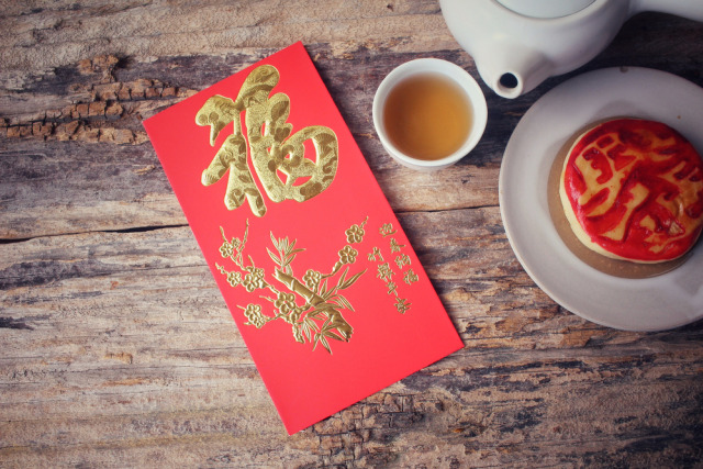 Mengenal Asal Mula Angpao, Tradisi Bagi-bagi Uang Warga Tionghoa Saat ...