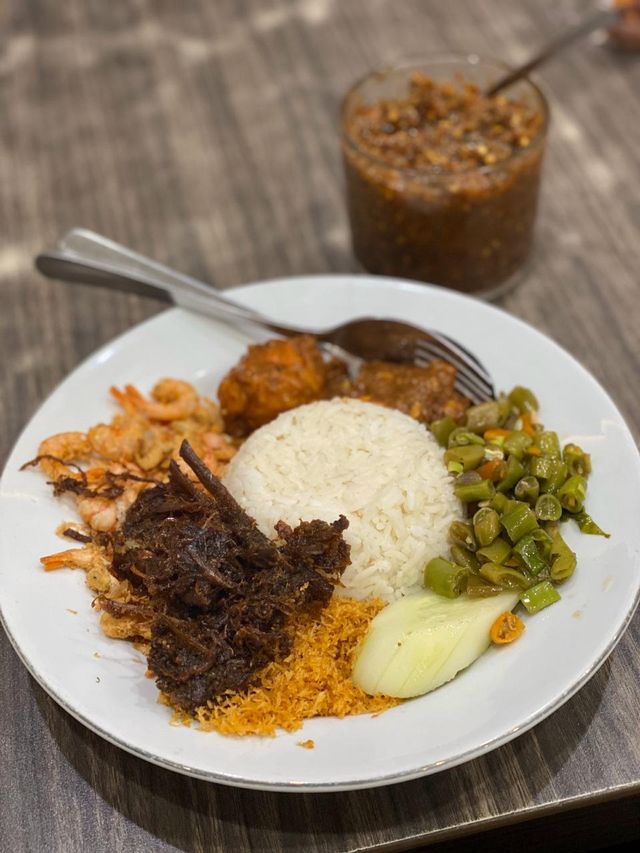 Makan Sambal Bu Rudy Sampai Puas, Langsung di Depotnya | kumparan.com