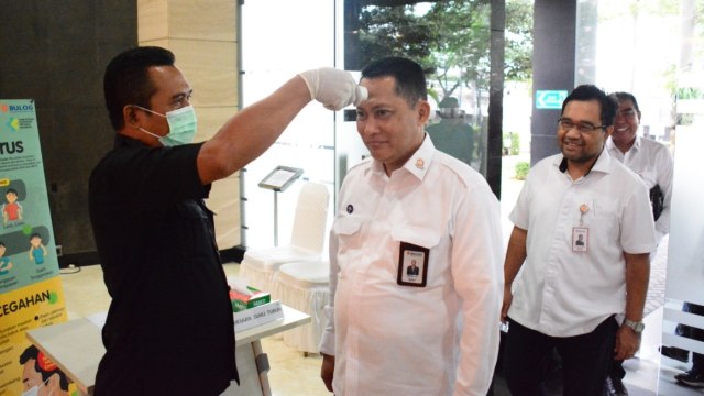 Antisipasi Corona, Buwas Terapkan Tes Suhu Tubuh untuk Pegawai Bulog ...