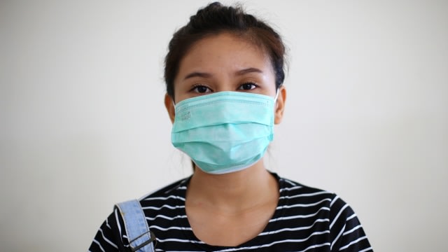 Mencegah Virus Corona, Begini Cara Pakai Masker yang Benar | kumparan.com