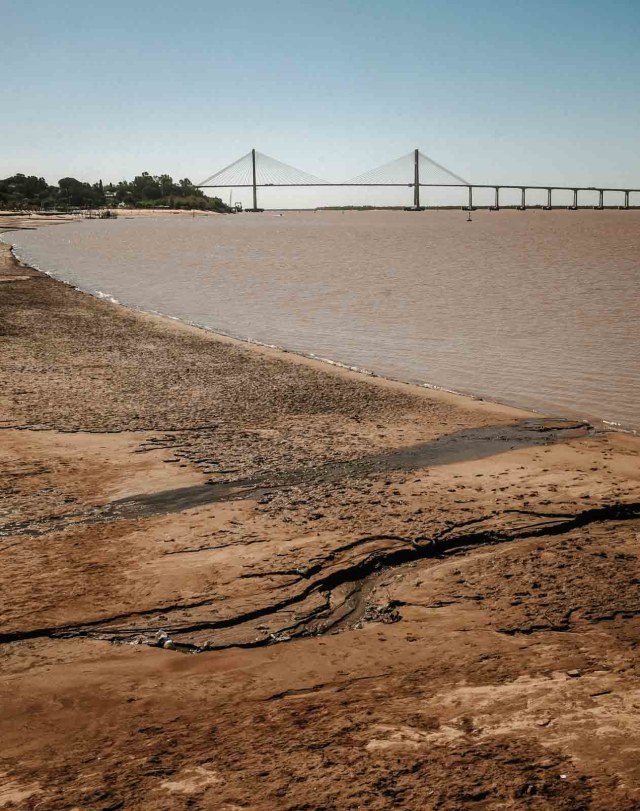 Foto: Kekeringan Membuat Kapal-kapal di Rosario, Argentina, Terdampar ...