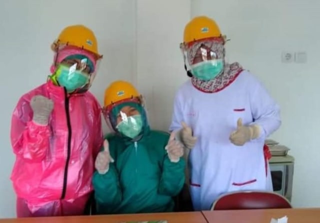 Inovasi Bhabinkamtibmas Keerom Buat APD untuk Tim Medis | kumparan.com