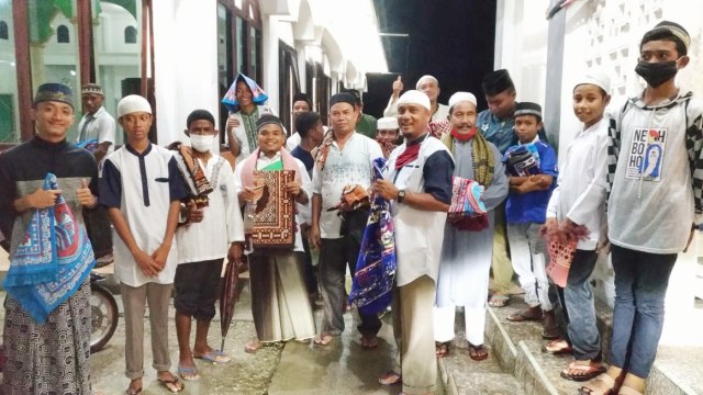 Rumah Sunat Kaimana, Bagikan Ratusan Sajadah dan Mukena | kumparan.com