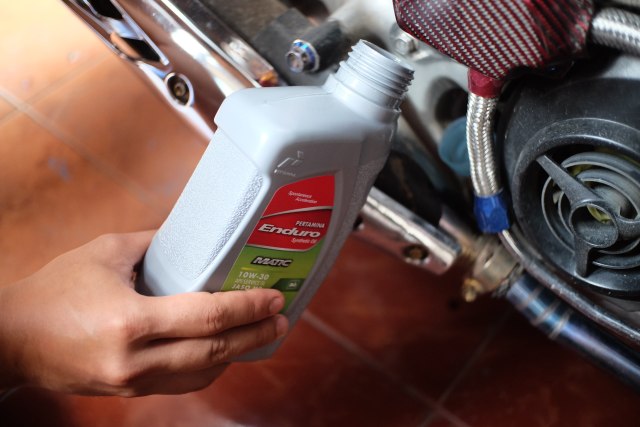 Ternyata Ini Alasan Mengapa Kapasitas Oli Motor Cuma 0,8 Liter ...