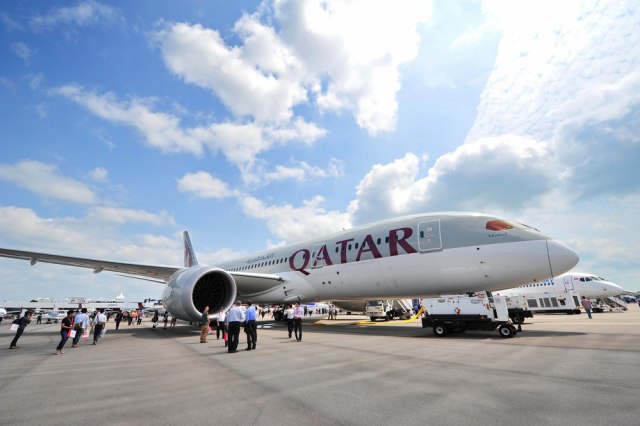 Qatar Airways Wajibkan Penumpang Kelas Ekonomi Pakai Face Shield ...