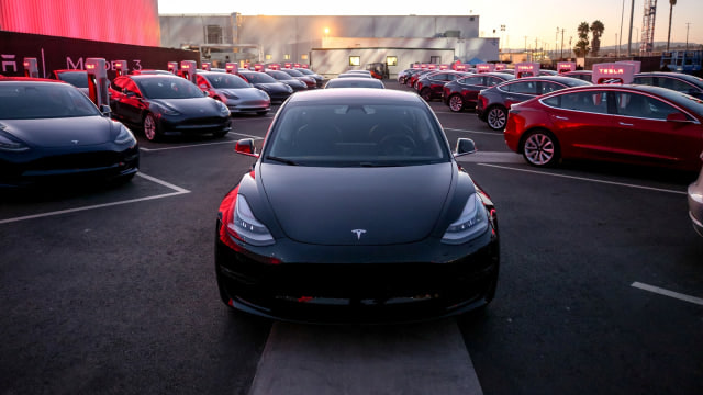 Pria Ini Beli 27 Unit Tesla Model 3 Karena Tak Sengaja | kumparan.com