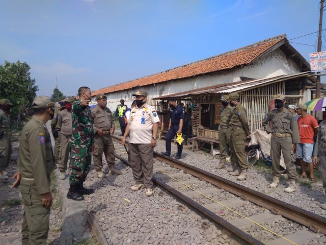 Mbahayani, Pasar Manuk sing Ana nang Dampar Sepur Ditertiba Daning ...