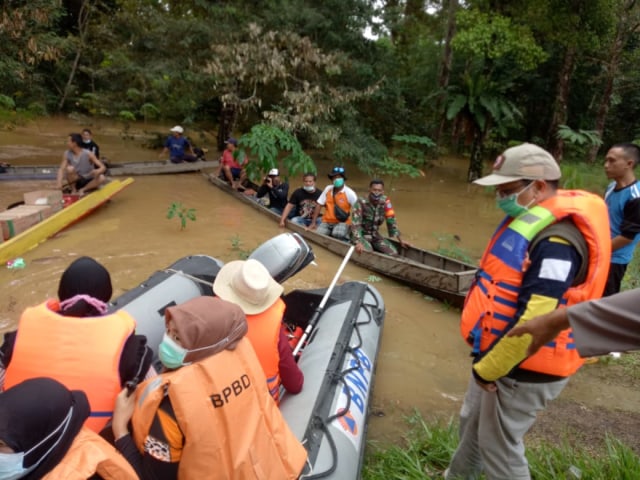 Terkepung Banjir, Kota Nanga Pinoh Lumpuh | kumparan.com