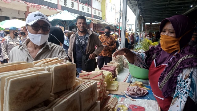 Pilkada Ternate: Beli Sagu dan Ikan Fufu, MHB Blusukan ke Pasar ...