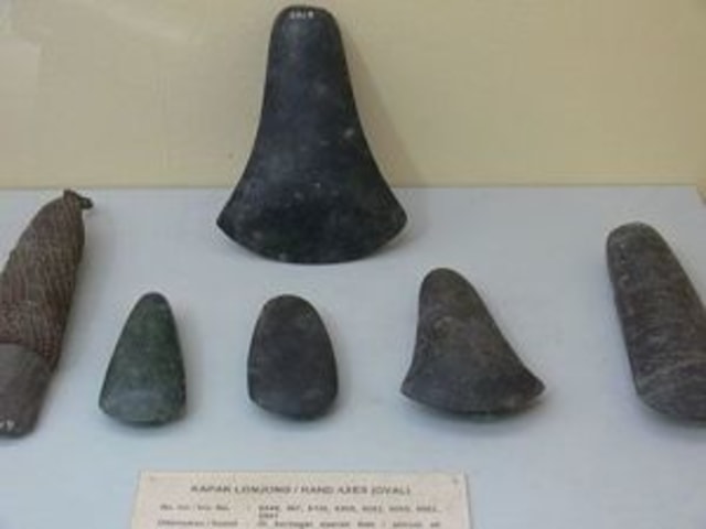 Mengenal Kapak Lonjong, Bukti Peninggalan Prasejarah di Indonesia ...