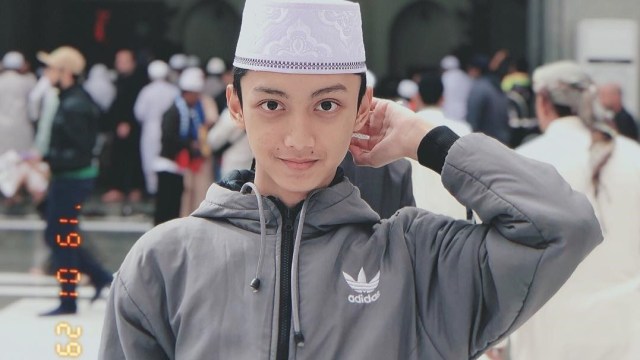 Profil Gus Azmi, Penyanyi Lagu Islami yang Jadi Idola Remaja | kumparan.com