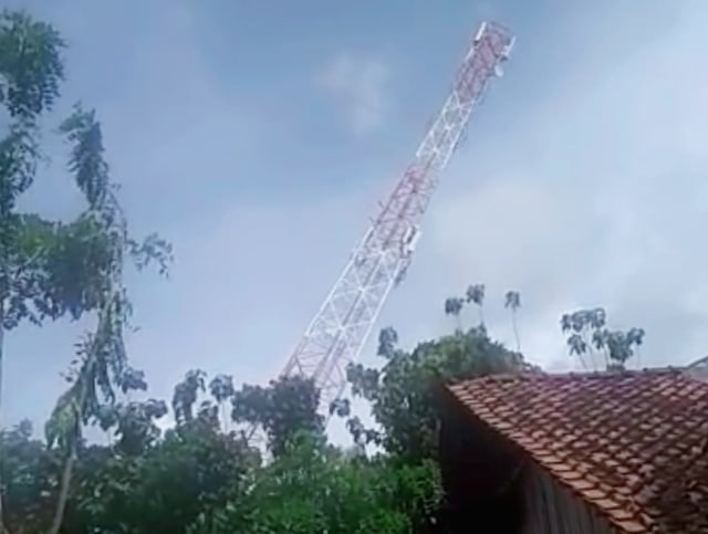 Pondasi Tergerus Air Sungai, Tower BTS di Brebes Roboh | kumparan.com