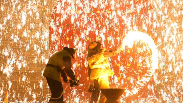 Da Shuhua, Tradisi 'Menyulap' Logam Cair Menjadi Kembang Api | kumparan.com