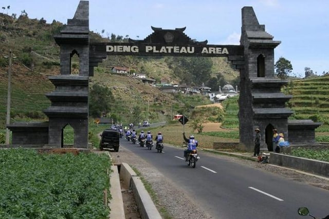 Pesona Candi Di Negeri Atas Awan | kumparan.com