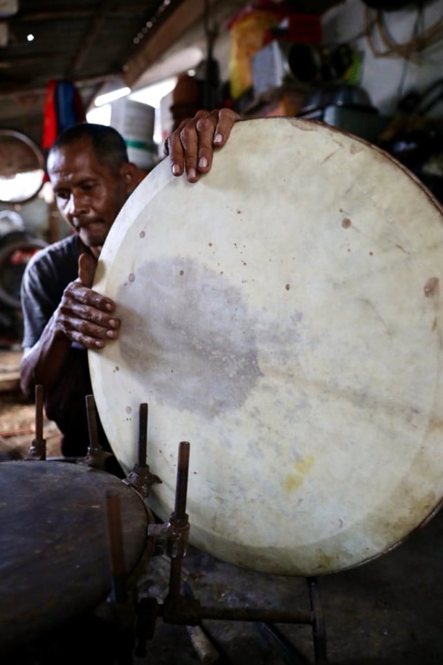 Kisah Fajar Pengrajin Rapai, Menjaga 'Roh' Kesenian Aceh | kumparan.com