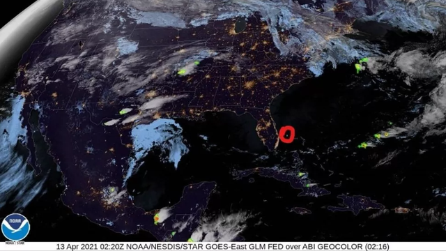 Meteor Berwarna Biru Terangi Langit Malam Florida, Terekam Kamera ...