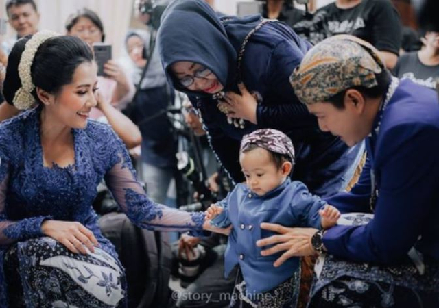 Makna Perlengkapan Upacara Tedak Siten, dari Jadah hingga Pala Pendem ...