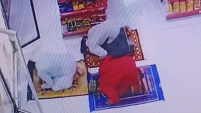 Tuai Perdebatan, Tiga Pria Salat Tarawih Tepat di Depan Kulkas ...