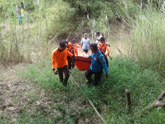 Dinyana Ora Bisa Inggek, Bocah 8 Taun nang Tegal Klelep nang Kali ...