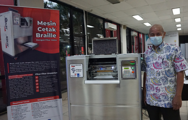 Melihat Mesin Cetak Braille Bersuara Ciptaan ITS dan ITTelkom | kumparan.com