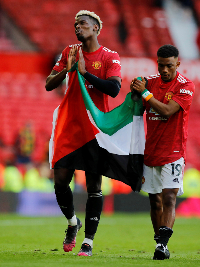 Foto: Aksi Paul Pogba & Amad Diallo Kibarkan Bendera Palestina di Old ...