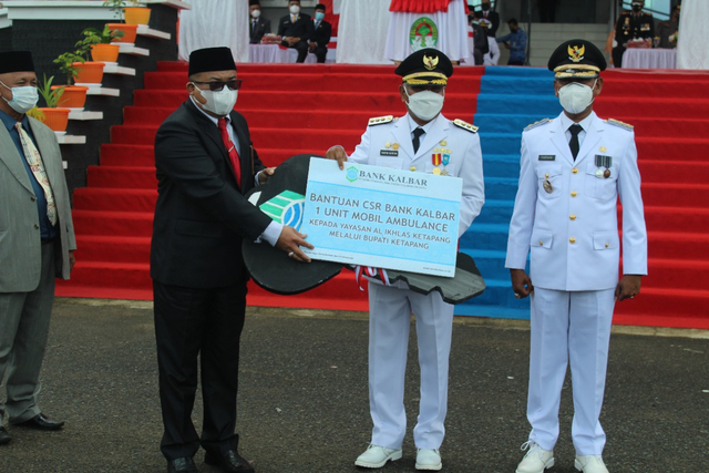 HUT Ke-76 RI, Bank Kalbar Serahkan Bantuan 1 Unit Ambulans | kumparan.com