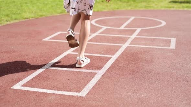 Sejarah Permainan Engklek serta Aturan Mainnya Lengkap | kumparan.com